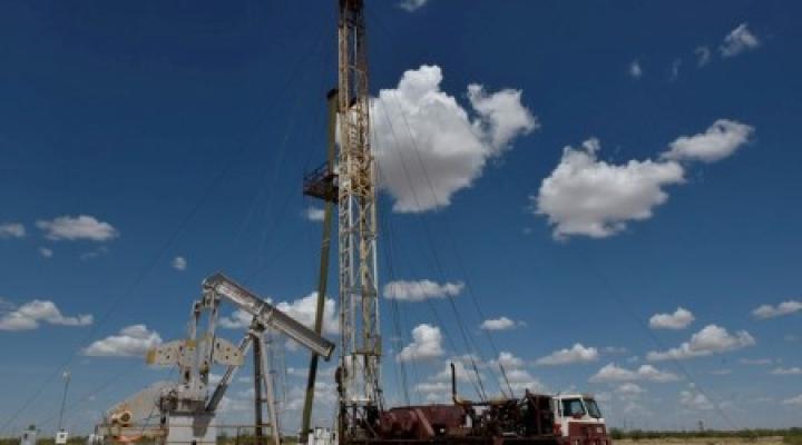 Oil rises as US stockpiles may drop, demand signs stay strong – Oil ...