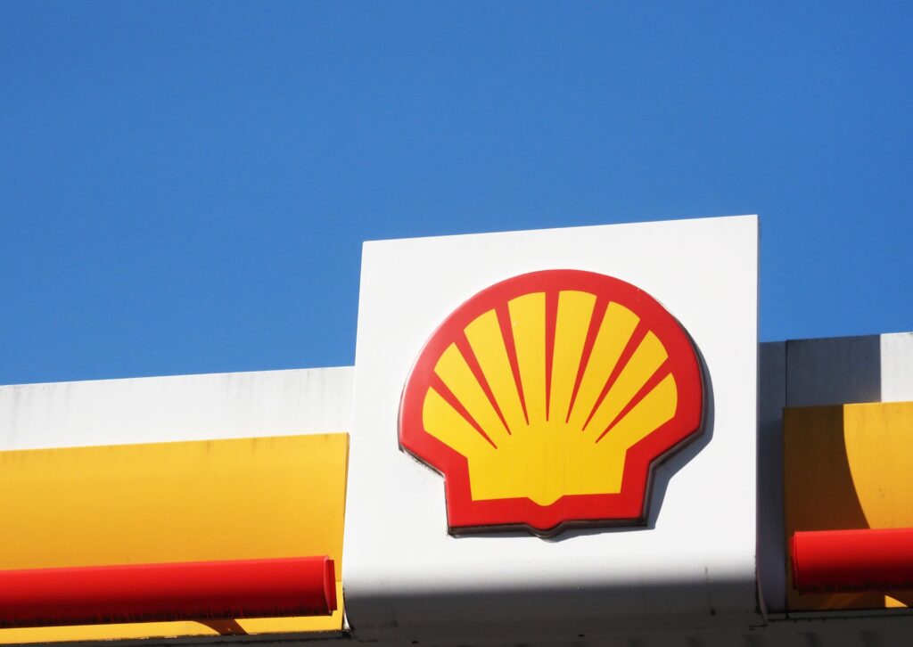 Shell boosts dividend by 15%, maintains oil output through to 2030 ...